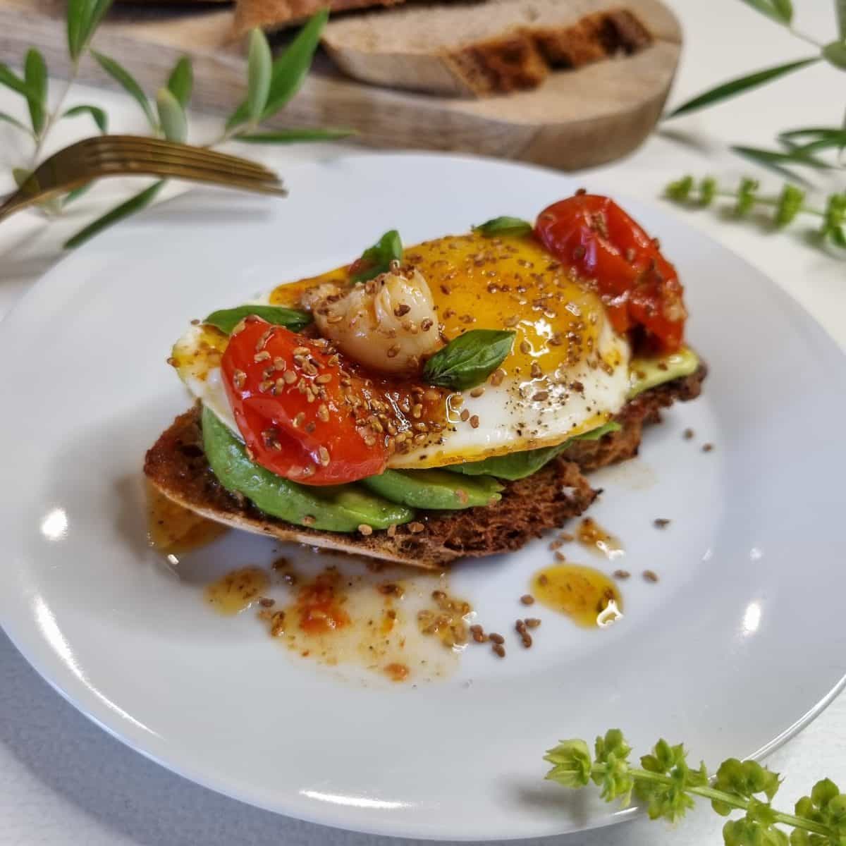 Toast avocat, tomates confites & oeuf au plat – saveurhealthy